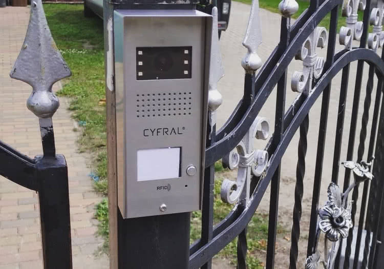 Jak działa domofon cyfrowy i czym różni się od analogowego?