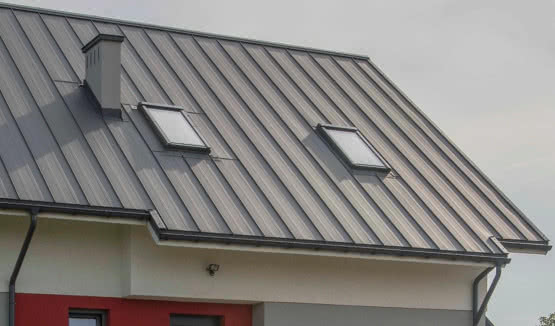 Ile kosztuje blacha na rąbek stojący w 2025 roku? Aktualne ceny za m²