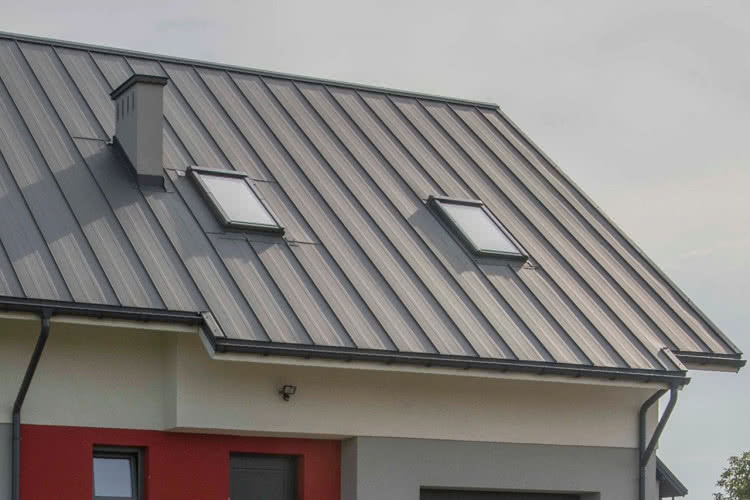 Dach na rąbek stojący - dlaczego jest odporny na zimę?